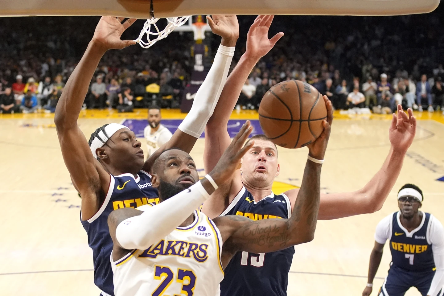 Con LeBron certero: los Lakers evitaron la barrida de los campeones ...